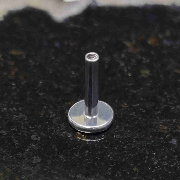 Labret 16G – Tremun Piercing